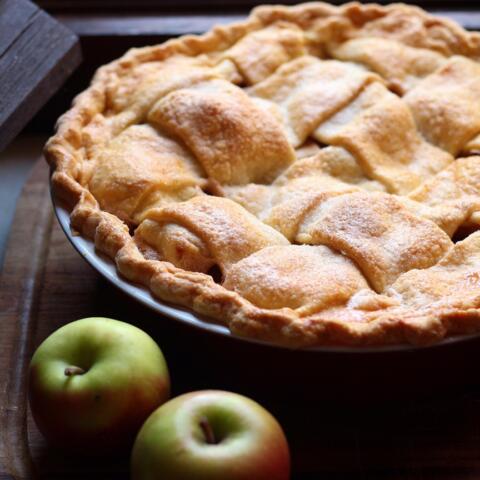 How to Make a Deep Dish Apple Pie - Days of Jay